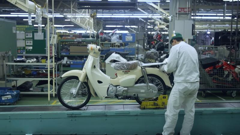 Podívejte se, jak vypadá nejvíce prodávaná motorka na světě | Moto & CARs